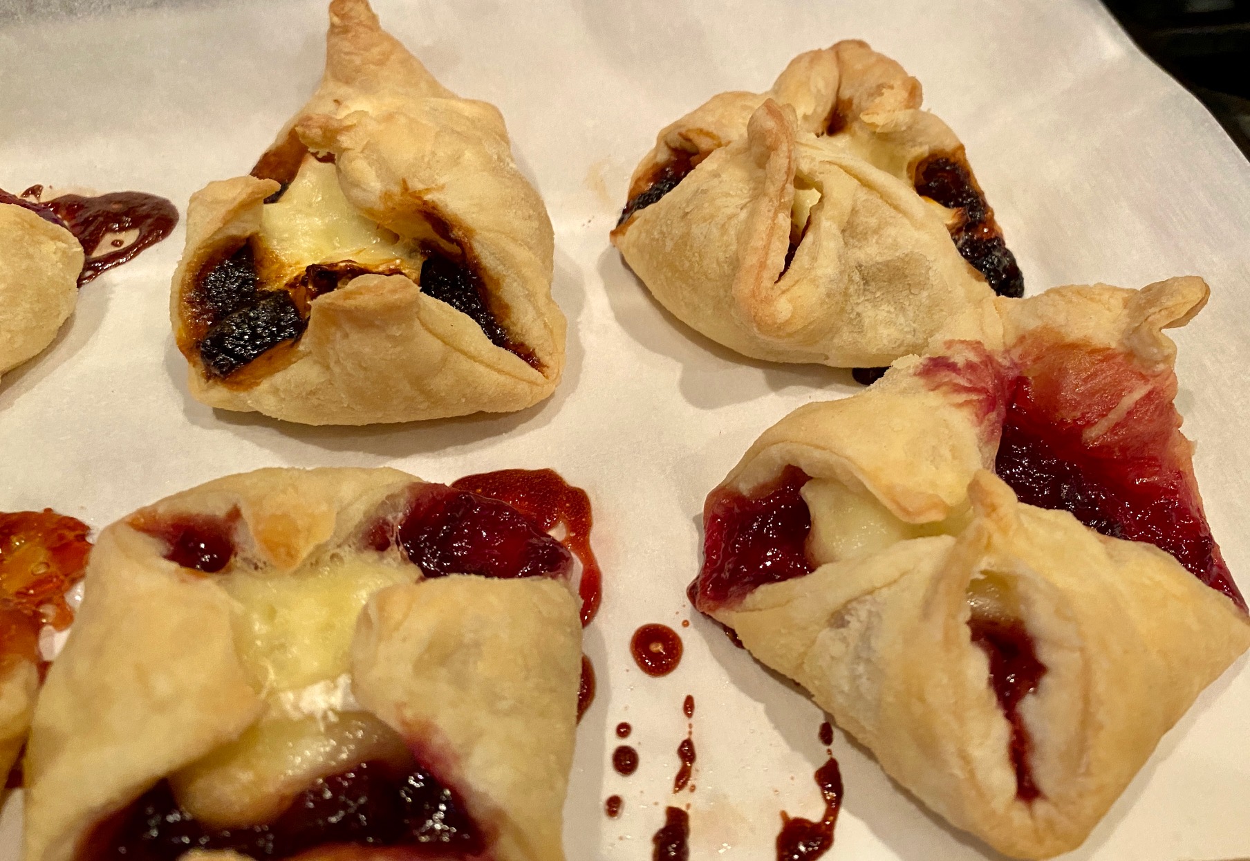 Easy Brie & Jam Bites (Hors D'Oeuvres) | finding time for cooking